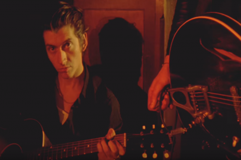 The Last Shadow Puppets, yeni albümünden ilk şarkıyı klibiyle birlikte ...