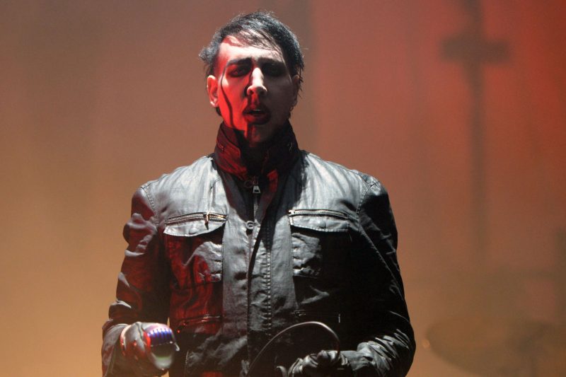 Marilyn Manson da bir David Bowie şarkısı seslendirdi: "Cat People ...