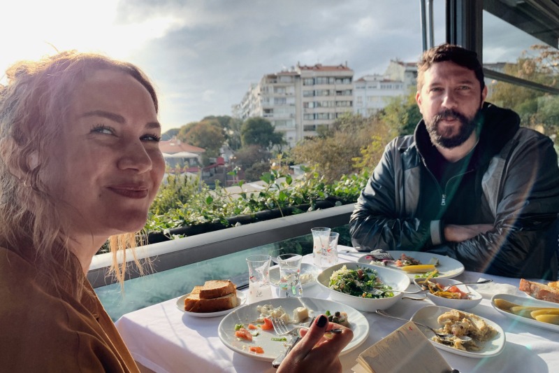 En çok neyi özlediler?: Beril Ateş ve Caner Eler’in çilingir sofrası ...