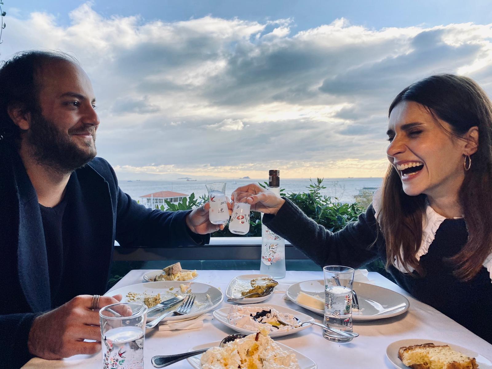 En çok neyi özlediler?: Meriç Aral ve Efe Tunçer’in çilingir sofrası ...