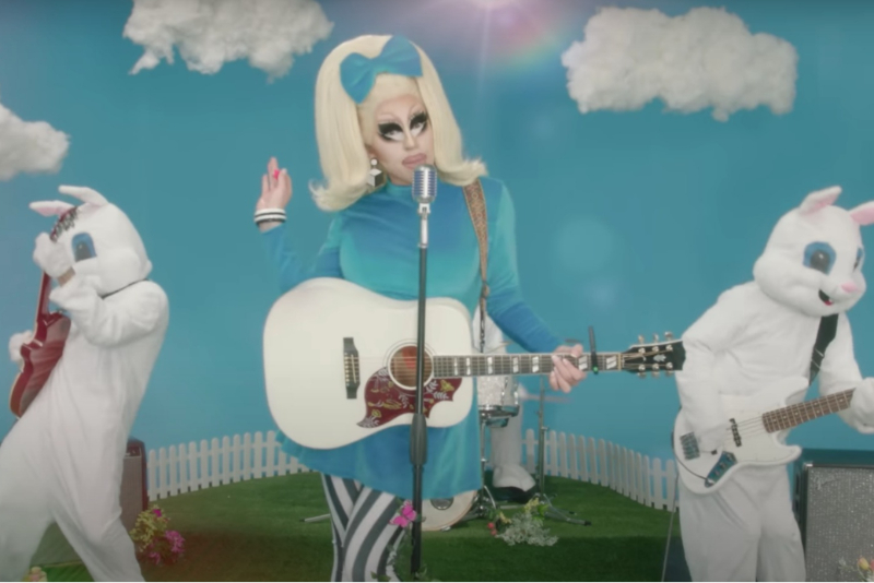 Karşınızda Trixie Mattel ve beyaz tavşanlar orkestrası - bant mag