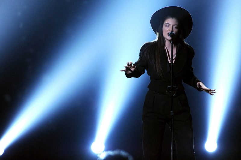 Lorde‘dan ‘’Yellow Flicker Beat’’ performansı - bant mag